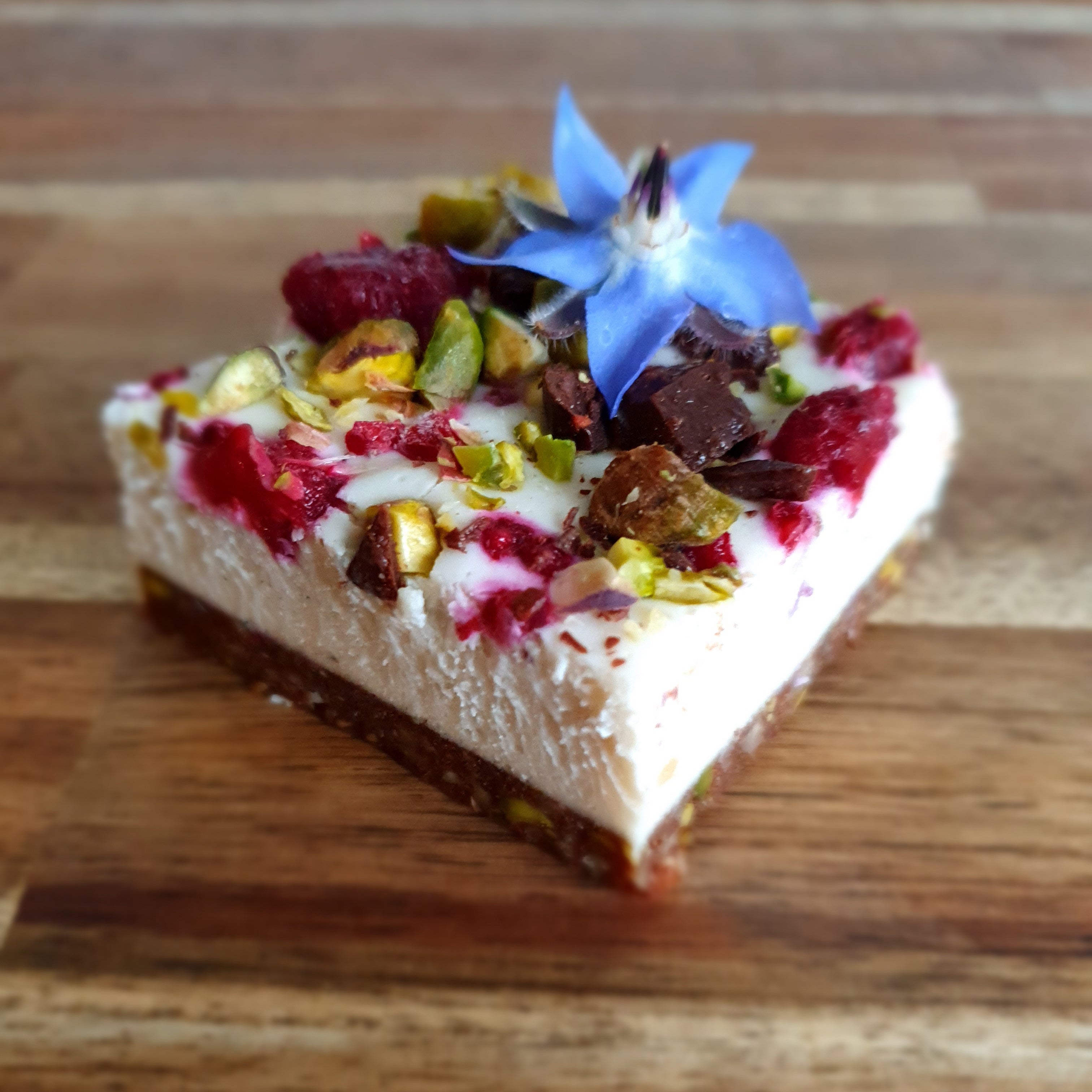 Raw raspberry pistachio choc chunk slice – Rawliciousnz