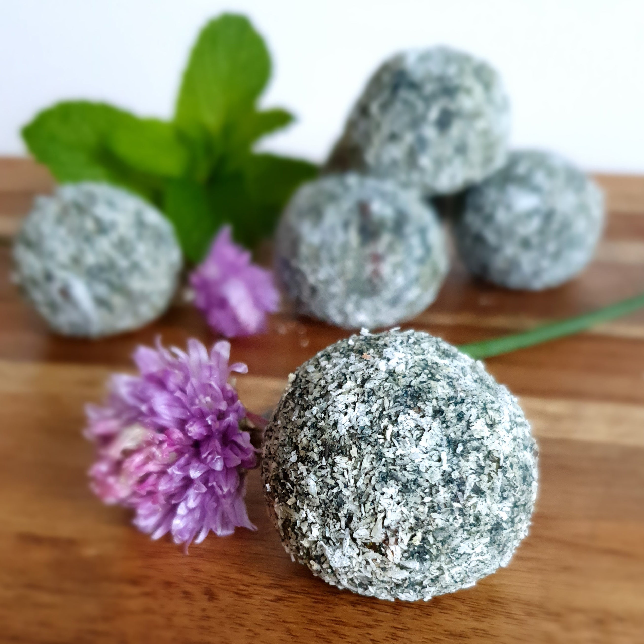 Raw super green energy balls – Rawliciousnz